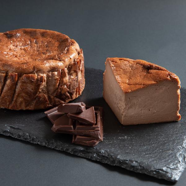 「コハルビヨリ 淡路島 バスクチーズケーキ ショコラ」は、淡路島で大切に育てた希少な純国産鶏”さくら”の卵、北海道産のクリームチーズ、生クリーム、きび砂糖を使って一個一個丁寧に仕込みをし、高温で香ばしく焼いた濃厚なチーズケーキです。表面は黒...