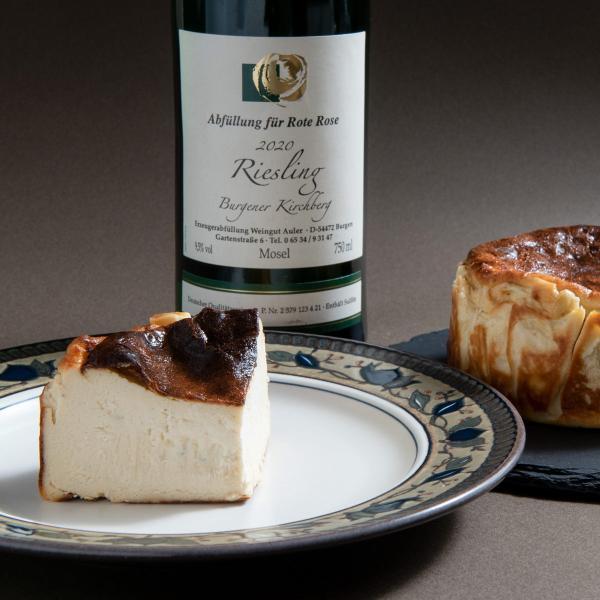 新鮮な材料にこだわてつくった風味豊かなバスクチーズケーキです。淡路島で大切に育てた、日本でたった6％しかいない純国産鶏、さくらの極上卵と北海道産のクリームチーズ、生クリーム、きび砂糖を使って一個一個丁寧に仕込みをし、高温で香ばしく焼いた濃厚...