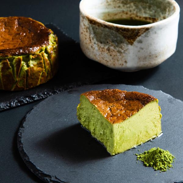 「コハルビヨリ 淡路島 バスクチーズケーキ 抹茶」は、淡路島で大切に育てた希少な純国産鶏”さくら”の卵、北海道産のクリームチーズ、生クリーム、きび砂糖を使って一個一個丁寧に仕込みをし、高温で香ばしく焼いた濃厚なチーズケーキです。表面は黒く香...