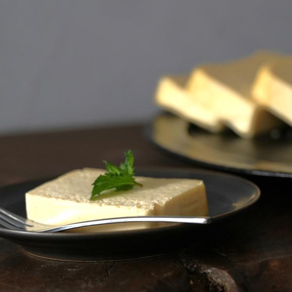 「コハルビヨリ チーズテリーヌ」は濃厚な味わいで、舌触りはねっとりとリッチな大人のチーズケーキです。湯煎、低温でゆっくり火入れをして最後に高温で焼き色をつけています。グルテンフリー、濃厚国産チーズ約60％使用、オーガニックバニラビーンズ使用...