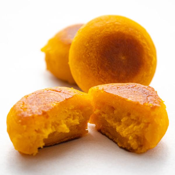 「かぼちゃ団子」は、北海道・苫前町の上田ファームが独自の製法で仕上げたかぼちゃのおだんごです。愛情込めて大切に育て上げたかぼちゃを、ファーム内の加工場でホクホクのかぼちゃ団子に仕上げました。あらかじめ加熱してあるので冷凍のまま加熱調理が可能...