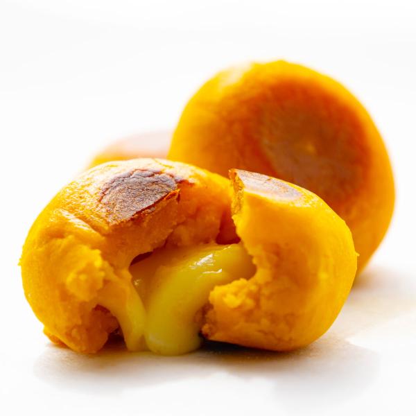 「かぼちゃ団子」は、北海道・苫前町の上田ファームが独自の製法で仕上げたかぼちゃのおだんごです。愛情込めて大切に育て上げたかぼちゃを、ファーム内の加工場でホクホクのかぼちゃ団子に仕上げました。あらかじめ加熱してあるので冷凍のまま加熱調理が可能...