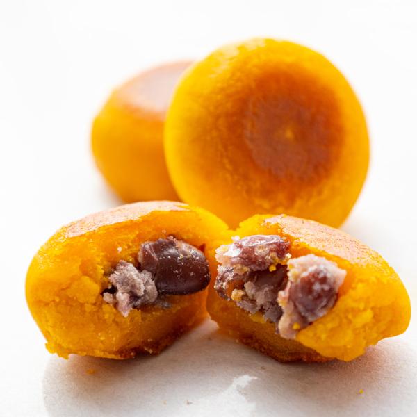 「かぼちゃ団子」は、北海道・苫前町の上田ファームが独自の製法で仕上げたかぼちゃのおだんごです。愛情込めて大切に育て上げたかぼちゃを、ファーム内の加工場でホクホクのかぼちゃ団子に仕上げました。あらかじめ加熱してあるので冷凍のまま加熱調理が可能...