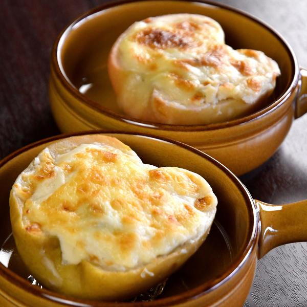 広島料理 かなわのお取り寄せ人気惣グルメ、テレビで何度も紹介されている名物料理「かきと林檎のグラタン」です。広島県産の牡蠣を使い職人がひとつひとつ丁寧に手作りでつくっています。くり抜いた林檎に、牡蠣としめじを入れ、上から林檎果汁入りの特製ベ...