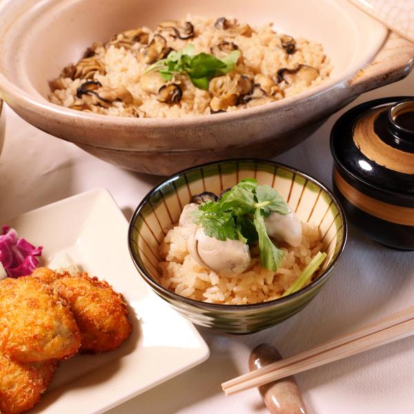 「かなわ かき飯とかきフライセット」は、かきの定番料理の詰め合わせです。瀬戸内海の無人島「大黒神島沖」は生活排水の混じらない澄んだ綺麗な海が広がっています。塩分濃度が3.1％以上ととても濃い海域で育てる牡蠣の身は、引き締まり濃厚な旨味が特徴...