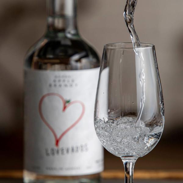 「サンアップル醸造 LOVEVADOS APPLE BRANDY 25度」はりんご農家が一から作ったアップルブランデーです。りんご・酵母・水はすべて青森産。サンアップル醸造の近隣農家で栽培した青森県産りんごに白神山地から採取した野性酵母で発...