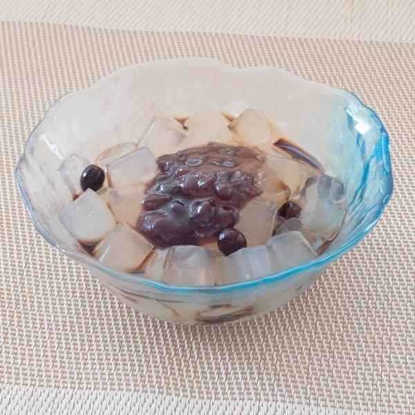 「川越小町 あんみつ」は、国産天草を丁寧に煮込んだ後に手搾りで丁寧に搾り出した生寒天使用のあんみつです。国産天草100％の生寒天使用、黒潮の栄養をたっぷり吸いこんで育った千葉県房総半島で収穫・加工された天草を使って、フィルターなどを使わずに...