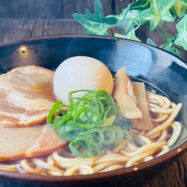 「瀬戸内讃岐 喜多方風 醤油ラーメン」は、福島県のご当地グルメ「喜多方ラーメン」のスープを再現したしょうゆラーメンです。夜食にもおすすめ、美味しいラーメンをご自宅でお楽しみください。