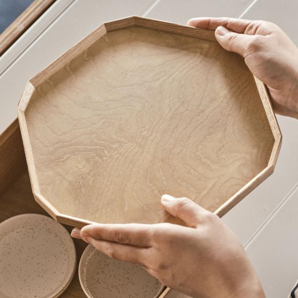 「高橋工芸 福井 TSUM 六角 盆」は、三角・四角・六角の3種類の形状などのバリエーションがある「 TSUM 」シリーズのうちの「六角 盆」です。シリーズそれぞれを自由に組み合わせて多用途に使いこなすことで「ものを増やさず、暮らしを整える...