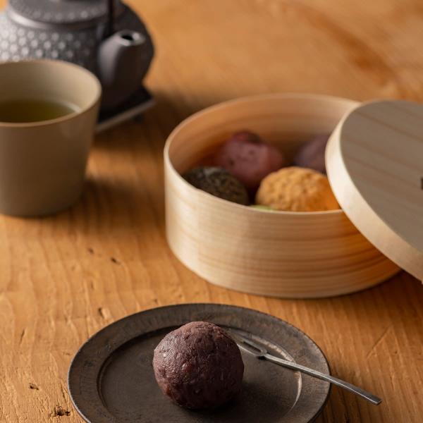 「七福おはぎ」は、曲げわっぱの中に、七つの福がいっぱいに詰まったカラフルで可愛らしいミニおはぎセットです。この七福おはぎは、一口サイズのおはぎを少しずつお楽しみいただけるため、いろんな味を食べてみたいという方におススメです。大切な方へのギフ...