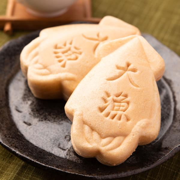 青森土産に人気の御菓子司 甘美堂「大漁もなか」は、北海道十勝産のこだわり品質の小豆を使用した自家製粒あんたっぷり、青森県むつ市大畑町の特産品であるイカの形をしたかわいらしいもなかです。一粒栗を粒あんで包んだ「栗もなか」と、地元でとれた根昆布...