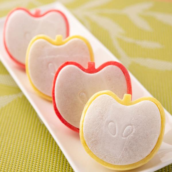 「青森りんご最中」は、りんご王国青森でうまれたキュートな和菓子です。りんごの形のもなかの皮にエコファーム農園の青森県産のりんごが練り込まれた白餡が含まれています。赤いもなかは甘酸っぱい香りの真っ赤な紅玉を使用、黄色のもなかは黄緑色のりんごの...