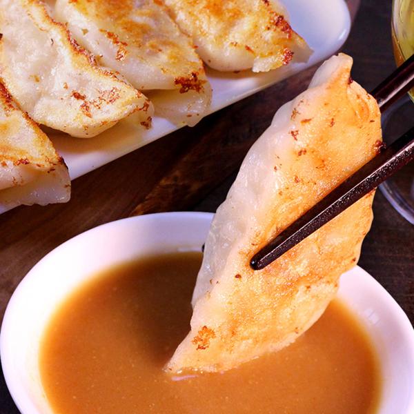 風味豊かな信州仕込みの味噌を使用した「餃子専門店イチロー 神戸味噌だれ餃子のタレ 150ml3本セット」です。神戸市三宮の商店街さんちかで創業した、ご当地餃子で有名な「ギョーザ専門店イチロー」秘伝のつけダレを自宅で気軽に楽しめます。厳選され...