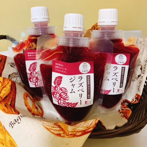 「ラズベリージャム」は、秋田県のとりみファームで大人気のジャムです。自社農園で栽培されたラズベリーを中心に秋田県内産の果実を使用して、銅鍋で1つ1つ手づくりしています。北海道製造の甜菜糖を使用して作ったジャムは甘さ控えめで糖度50度以下なの...