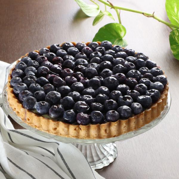 「ブルーベリータルト」は、鳥海山麓の自社農園で栽培したブルーベリーを中心に秋田県内のブルーベリーをたっぷりと使用して作りました。さくさくのクッキー生地の上に甘さ控えめのカスタードクリームをのせ、その上にとりみオリジナルのブルーベリージャムを...