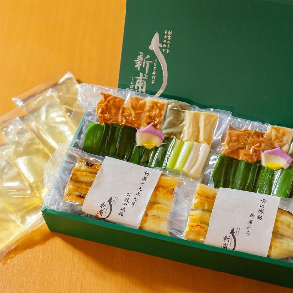 「うなぎの新甫（しんぽ） うなぎ鍋 2〜3人前 贈答用」は、こだわりのうなぎ白焼、生姜の効いたうなぎ鍋専用だし、彩りを加える九条葱・仙台麩・巻き湯葉・よもぎ麩などの具材も詰め合わせた鍋セットです。お好みで白菜や椎茸等もご用意いただき盛りだく...