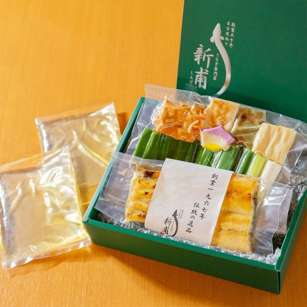 「うなぎの新甫（しんぽ） うなぎ鍋 1〜2人前 贈答用」は、こだわりのうなぎ白焼、生姜の効いたうなぎ鍋専用だし、彩りを加える九条葱・仙台麩・巻き湯葉・よもぎ麩などの具材も詰め合わせた鍋セットです。お好みで白菜や椎茸等もご用意いただき盛りだく...