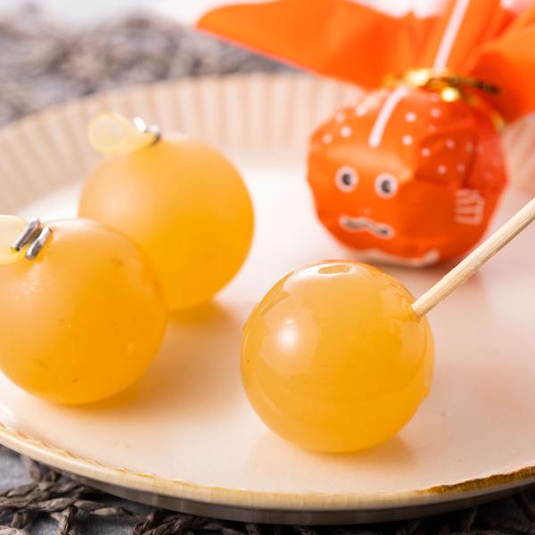 「りんご羊羹 金魚ねぶた」は、紅玉林檎のペーストをたっぷり入れ込んだ無着色の一口サイズ羊かんです。きりりとした顔立ちで、食べるのが惜しくなるようなかわいいご当地スイーツです。ゴム製個包装をつまようじでプチっと刺すと、りんごの豊かな香りが広が...