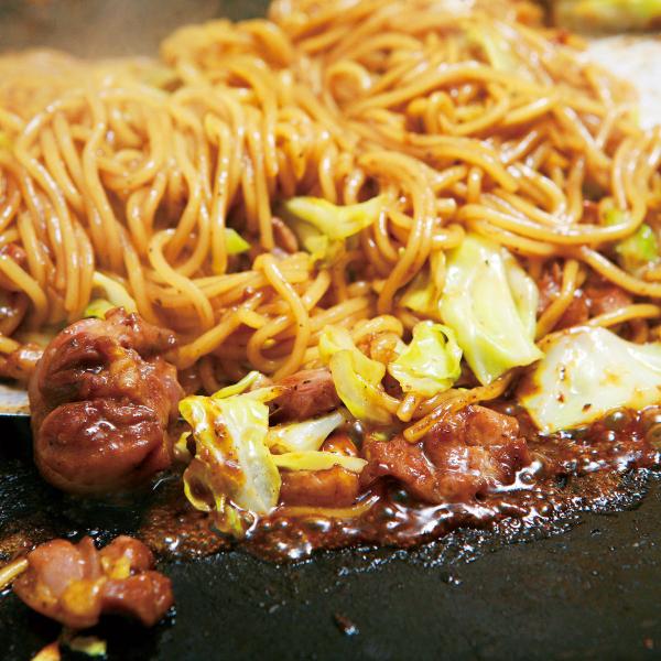 モチモチ食感の中華麺と濃厚な味噌だれがやみつきになる「岡山名物 ひるぜん焼そば」です。第6回B-1グランプリin姫路ゴールドグランプリ受賞団体「ひるぜん焼そば好いとん会」が監修を手がけるご当地焼きそばで、蒜山地域の名物として地元で親しまれて...