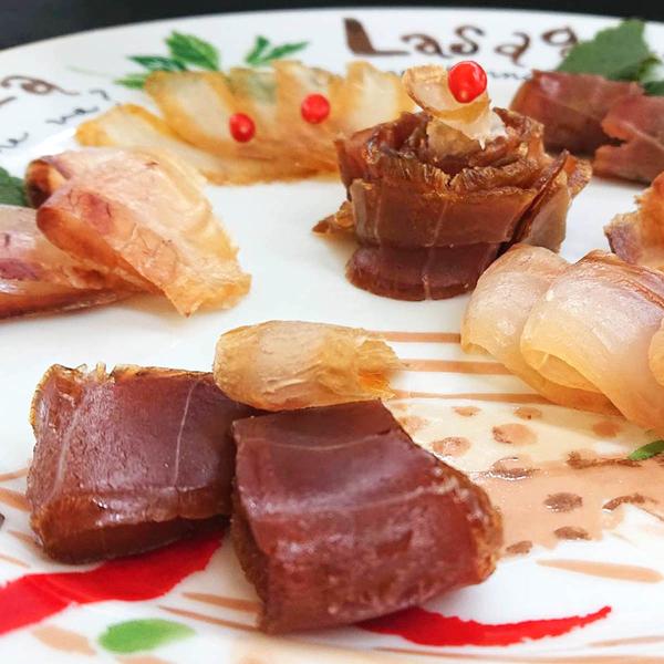 「佐渡のごっつお 天然お魚の生ハム」は、新潟県産の海産物を低温で熟成したジューシーな味わいを堪能できるこだわりの魚介の生ハムです。生のお刺身とも高温で加熱した燻製とも違う、お魚の新しい味わいをご賞味ください。天然魚の旨味を凝縮させており、魚...