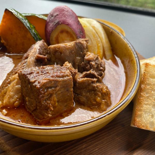 厳選した国産黒毛和牛を自慢のデミグラスソースで丁寧に煮込んだ「京都祇園 みかく ビーフシチュー」です。1929年に京都で創業した老舗和牛料理店「みかく」の目利きが選び抜いた、一頭買いの国産黒毛和牛の雌牛を「みかく牛」と呼んでいます。この特別...