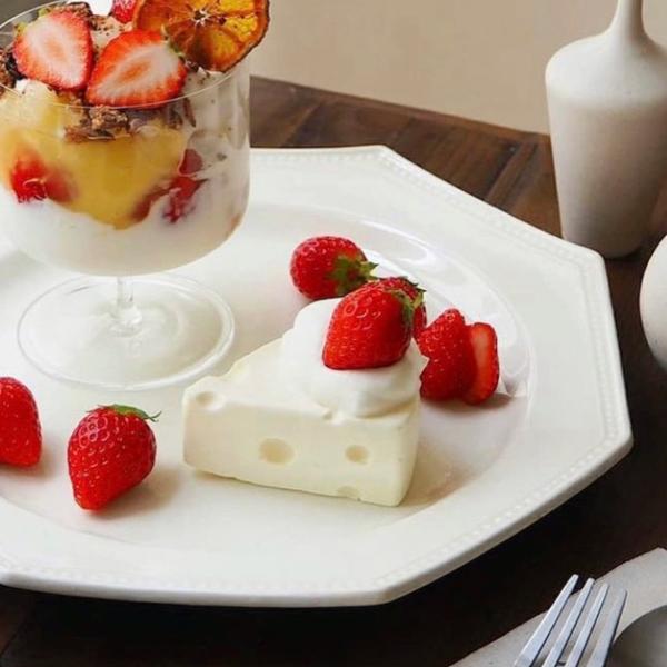 「CHACOCHEE ヨーグルト レアチーズケーキ プレーン」は、まるで絵本から飛び出してきたようなチーズケーキです。北海道生乳100％で作った濃厚ヨーグルトを使用しています。解凍時間によって3つの食感（冷凍・半解凍・完全解凍）に変わります...