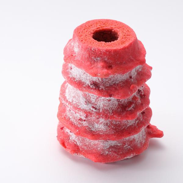 「岡山 ル・フォワイエ アラブロッシュ フランボワーズ」は、バターをふんだんに使い、少し噛みごたえのある生地に砂糖のコーティングを施したハード系のバウムクーヘンです。ガトーア・ラ・ブロッシュとはフランス語で「串に付いたお菓子」という意味で、...