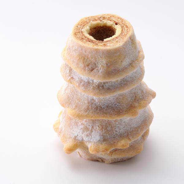 「岡山 ル・フォワイエ アラブロッシュ プレーン」は、バターをふんだんに使い、少し噛みごたえのある生地に砂糖のコーティングを施したハード系のバウムクーヘンです。ガトーア・ラ・ブロッシュとはフランス語で「串に付いたお菓子」という意味で、ピレネ...