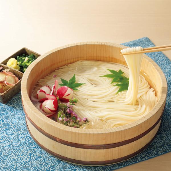 カネスエ製麺所がお届けする「伊勢の白糸 手延べ 半生 ひやむぎ ギフト」です。三重県で江戸時代から受け継がれる伝統的な手延べ製法に独自の研究を加え、完全乾燥する前の状態を保持した「手延べ半生めん」の開発に成功しました。保存剤を使用せず、独自...