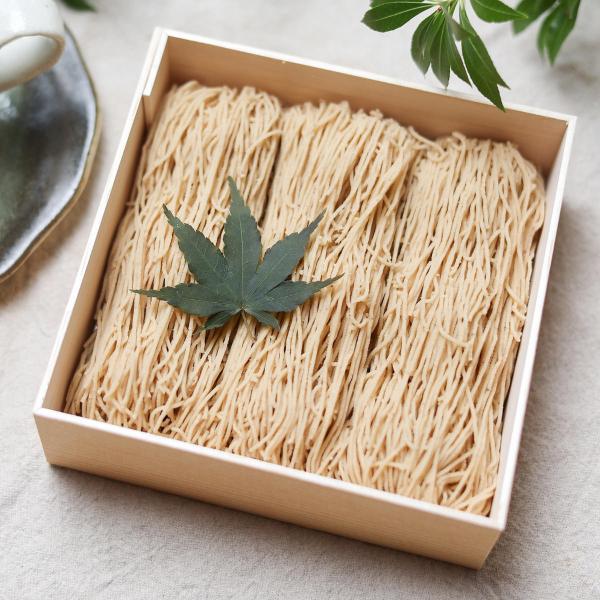 「和栗水晶 いも栗カボチャ くず餅 和栗モンブラン」は、和菓子の葛餅を土台に使用し、見た目の美しさにもこだわったユニークなモンブランです。ひんやりつるんとした葛の中に和栗と3種類の餡(こし餡・栗餡・カスタード) を入れ、上にたっぷり自慢の熊...