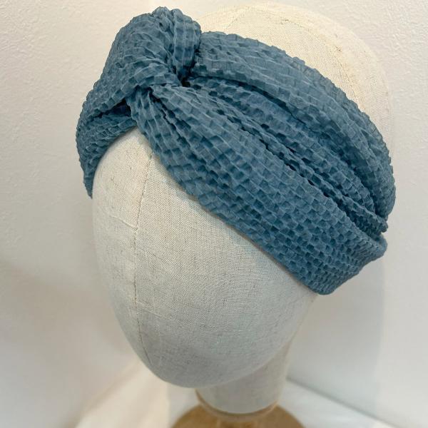 「齋榮織物 3D シルククロス ヘアバンド」は、絹100％を使用した日本製のヘアターバンです。人体に最も近いたんぱく質アミノ酸で構成されるシルク100％のヘアアクセサリーは、髪や肌を優しくいたわります。夏は涼しく、冬は温かい、ふんわり軽い着...