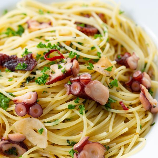 「みやぎパスタ紀行 志津川産 たこのペペロンチーノ」は、「西の明石、東の志津川」と言われるほどその名が知られている志津川のたこを使用しています。あわびやウニなどの高級食材を食べて育ったたこは噛むほどに旨味が広がります。青森県田子産のにんにく...