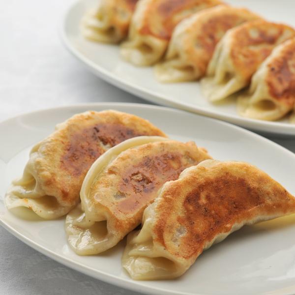 「天津飯店 特製ジャンボ餃子」は、1954年（昭和29年）創業の中国料理の老舗「天津飯店（てんしんはんてん）」がお届けする、モッチモチのオリジナル皮と肉汁たっぷりジューシーかつ具沢山で食べごたえのある餃子です。程よい味付けでそのままでも美味...