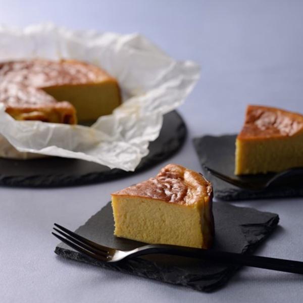 バスク地方（スペインとフランスの一部にまたがるエリア）の伝統的な製法を守りながら、素材にもこだわった「バナナの風味香る濃厚バスクチーズケーキ 金のバナーナDraine（ドレーヌ）使用」です。こだわりの技術で栽培された瀬戸内牛窓（うしまど）産...