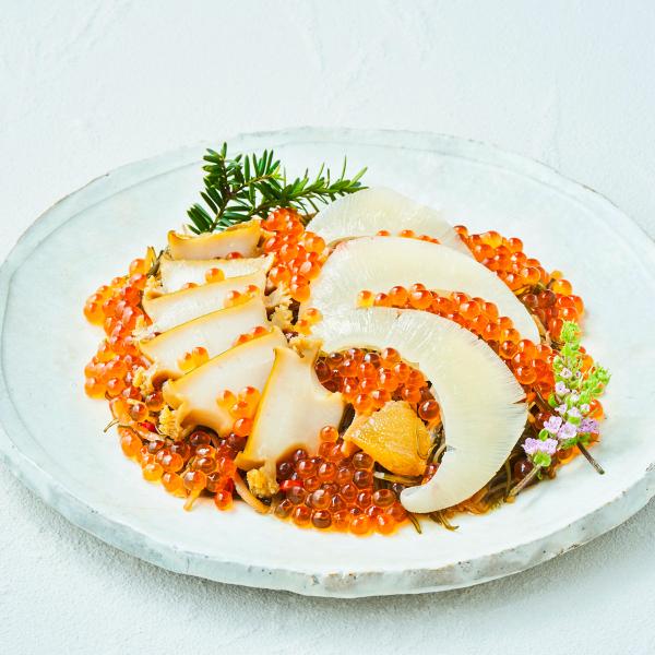 特製の松前漬をベースに国産いくら、国産のあわびなどを使用した「海鮮漬 けせんの海 金印」です。従来の松前漬をお客様のお声を参考に試行錯誤を重ね改良しました。子供から大人まで召し上がってもらえるように、やさしい味付けに仕上げています。ふかひれ...