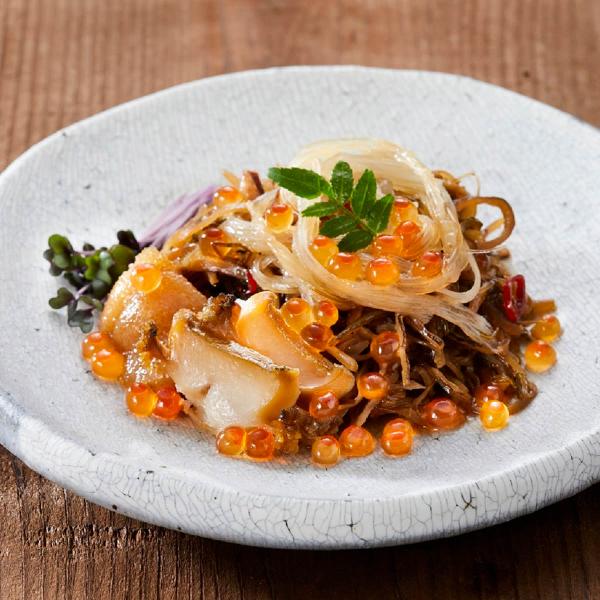 特製の松前漬をベースに国産いくら、国産のあわび、ふかひれを盛り付けた「海鮮漬 けせんの海 金印」です。従来の松前漬をお客様のお声を参考に試行錯誤を重ね改良しました。子供から大人まで召し上がってもらえるように、やさしい味付けに仕上げています。...