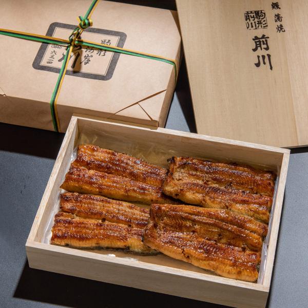 東京浅草の老舗うなぎ料理店がお届けする「駒形前川 特撰 国産養うなぎ 蒲焼」です。江戸時代後期、文化・文政期より浅草隅田川の袂（たもと）に本店を構え、通人の通い道として名高い「前川」のうなぎ。創業以来継ぎ足しで受け継がれた秘伝のタレで、ひと...
