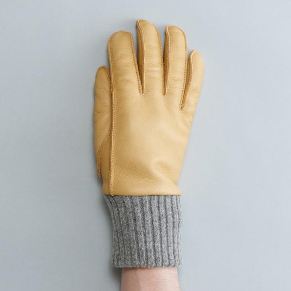 「KURODA 男性用 革手袋 リブ付き 牛革 Cowhide」は、マットな質感で素上げに近い牛革を使用した、カジュアルなレザーグローブです。使うほど手に馴染み、エイジングを楽しむことができます。インナーには、柔らかな手触りと保温性に優れて...