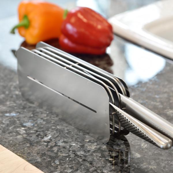 「包丁スタンド シルバー」は、出し入れしやすい横置きタイプの包丁ラックです。テコの原理を利用し、柄の重みで刃が浮き上がる設計です。左右のどちらからでも包丁を入れられます。18-8ステンレス製なのでサビに強く、簡単なお手入れで長くキレイに使え...