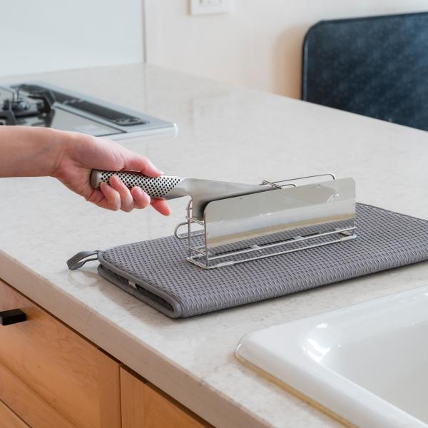 bws SELECTIONの「すっきり暮らす包丁スタンド」です。シンプルなフォルムで置き場所も取らない包丁スタンド。包丁2本を収納できます（刃渡り約12〜20cmの包丁に対応）。洗った後の包丁を乱雑に水切りかごに入れてしまうと不安定で困る事...