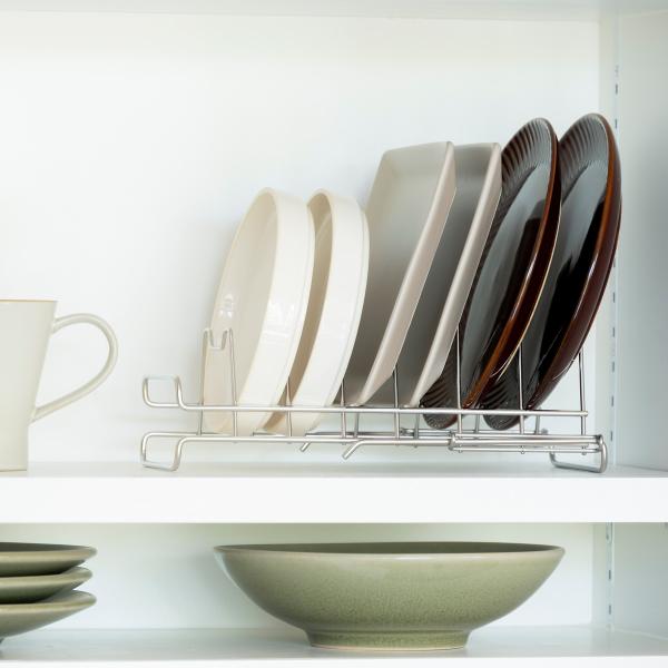 すっきり暮らす水切りかごとのセット使いに便利な「bws SELECTION すっきり暮らすディッシュラック」です。平皿を立てて乾かせます。お皿は最大7枚（厚み3.2cmまでの物が3枚、2.7cmまでの物が4枚）立てられます。お皿が立つので水...