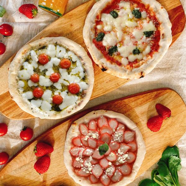 「八ヶ岳ピザ 定番 食べ比べセット」は、八ヶ岳のおいしい水で育った野菜や八ヶ岳ミルクなど滋味豊富な食材で作った八ヶ岳ナポリならではの定番ピザの詰め合わせです。生地は48時間低温熟成し、職人が手で伸ばして450℃の石窯で網を使わずに焼いていま...