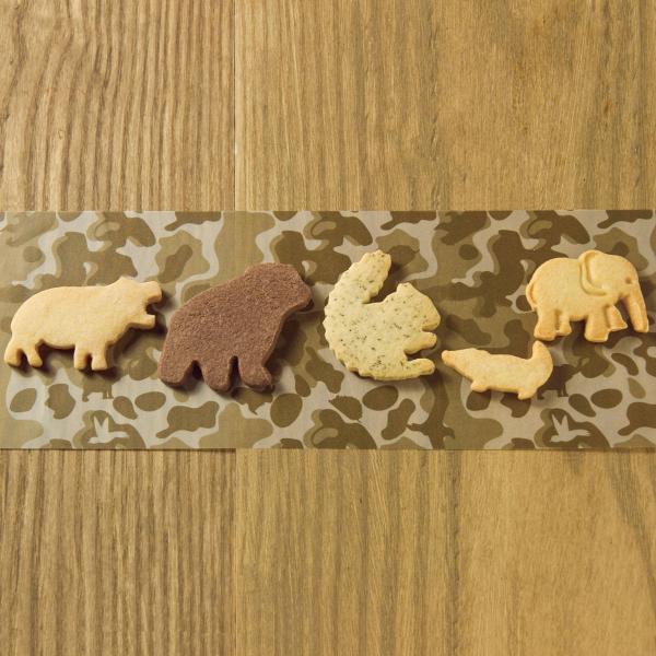 「TABLES アニマルクッキー 陸の動物 BROWN缶」は大人の動物クッキーをコンセプトに開発されたクッキー缶です。陸の動物を模したクッキーが5種入っており形によってそれぞれ味が異なります。隙間には大地を連想させる抹茶とほうじ茶を効かせた...