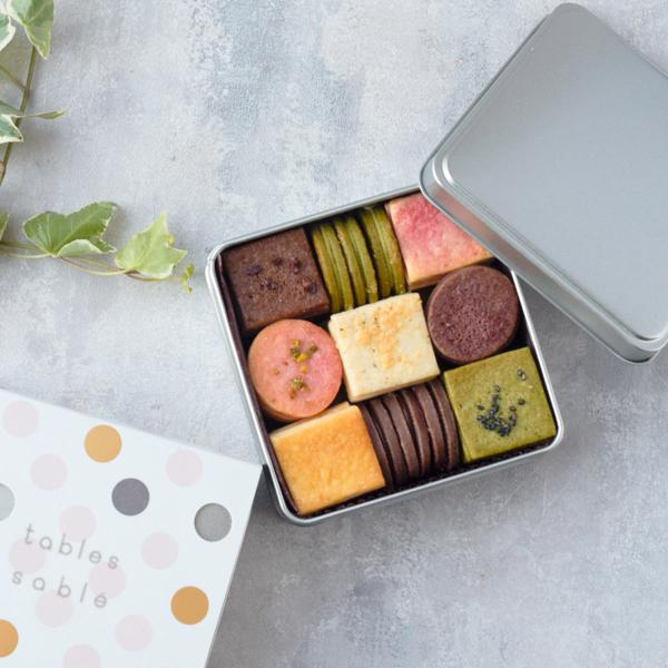 「TABLES キャラメル サブレ フレーバー 9種」はひと口サイズのタブレスサブレをセットにした焼き菓子詰め合わせです。クリームをサンドしたものやトッピングして焼いたものなど、サクサクの食感がたまらないです。イチゴキャラメルのような甘いも...