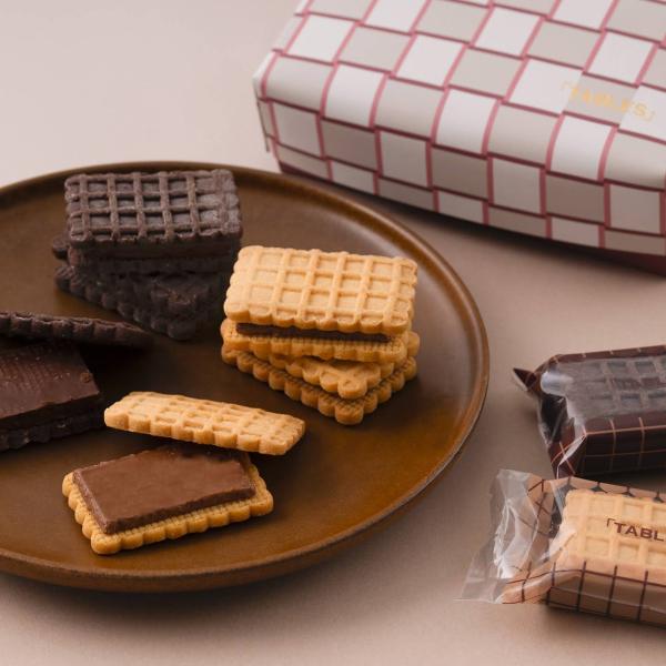 「TABLES サブレサンド プラリネ＆キャラメル ギフト」は、「TABLES（タブレス）」サブレサンドのアソートセットです。特徴的なバター香るサブレがクセになります。手土産やおやつ時間を彩るあらたな一品をお取り寄せでお楽しみください。＜ミ...