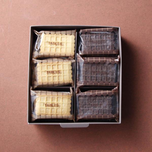 「TABLES サブレサンド プラリネ＆キャラメル ギフト」は、「TABLES（タブレス）」サブレサンドのアソートセットです。特徴的なバター香るサブレがクセになります。手土産やおやつ時間を彩るあらたな一品をお取り寄せでお楽しみください。＜ミ...