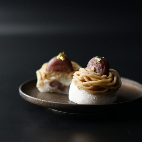 石川県金沢市の老舗和菓子店、和菓子村上がお届けする「和栗のモンブラン大福」です。自家製生クリーム大福に和栗のモンブランクリームを贅沢に絞り、渋皮栗の甘露煮を乗せ、仕上げに金箔を添えました。濃厚なクリームとふわふわな大福の相性が良く、美味しく...