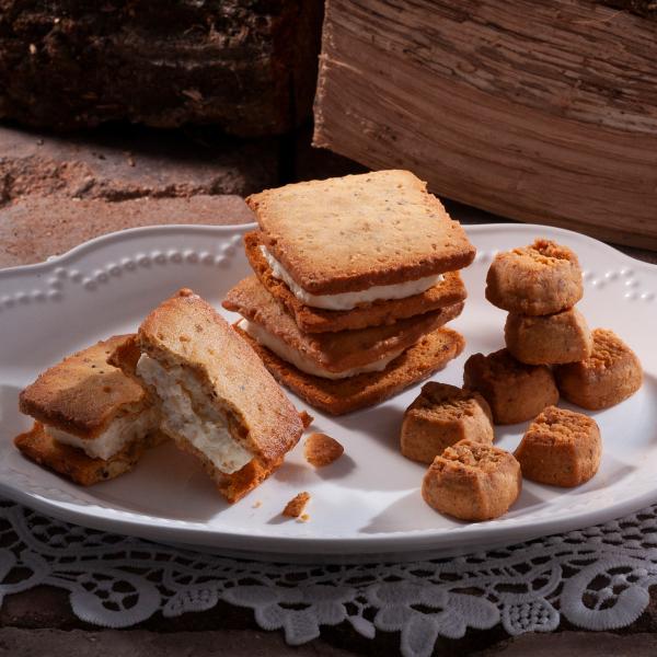 「CHEESE CAVERY TOKYO 2種 ギフトセット S」は、2種類の熟成チーズとブラックペッパーを練りこんだクッキー生地で、ライスパフを混ぜたクリームチーズをはさんだサンドクッキーと、香り豊かなチーズと皮付きアーモンドを練り込んだ...