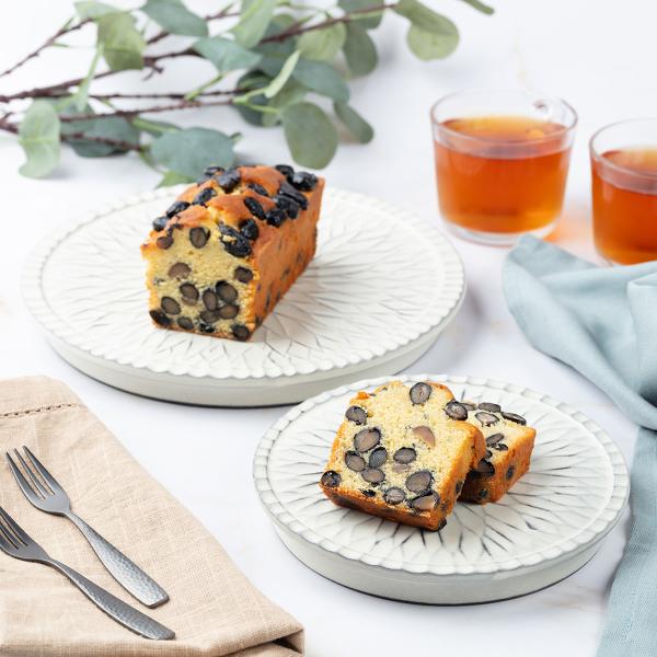 大粒の丹波黒大豆・北海道産バターをふんだんに使用した「神戸屋 大粒丹波黒豆 パウンドケーキ」です。隠し味にふんわりと柚子を効かせた、黒豆の味が引き立つ贅沢な味わいです。一つひとつ丁寧にしっとりと焼き上げたバター香るケーキと、たっぷりの丹波黒...