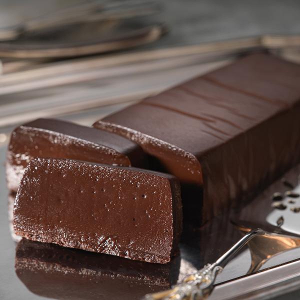 「神戸屋 テリーヌ・オ・ショコラ」は、濃厚なカカオの香りとねっとりとした口当たりが特徴的なチョコレートケーキです。カカオの風味広がるクーベルチュールチョコレートと、北海道産生乳100％のフレッシュクリームを使用しました。カカオの風味を引き出...